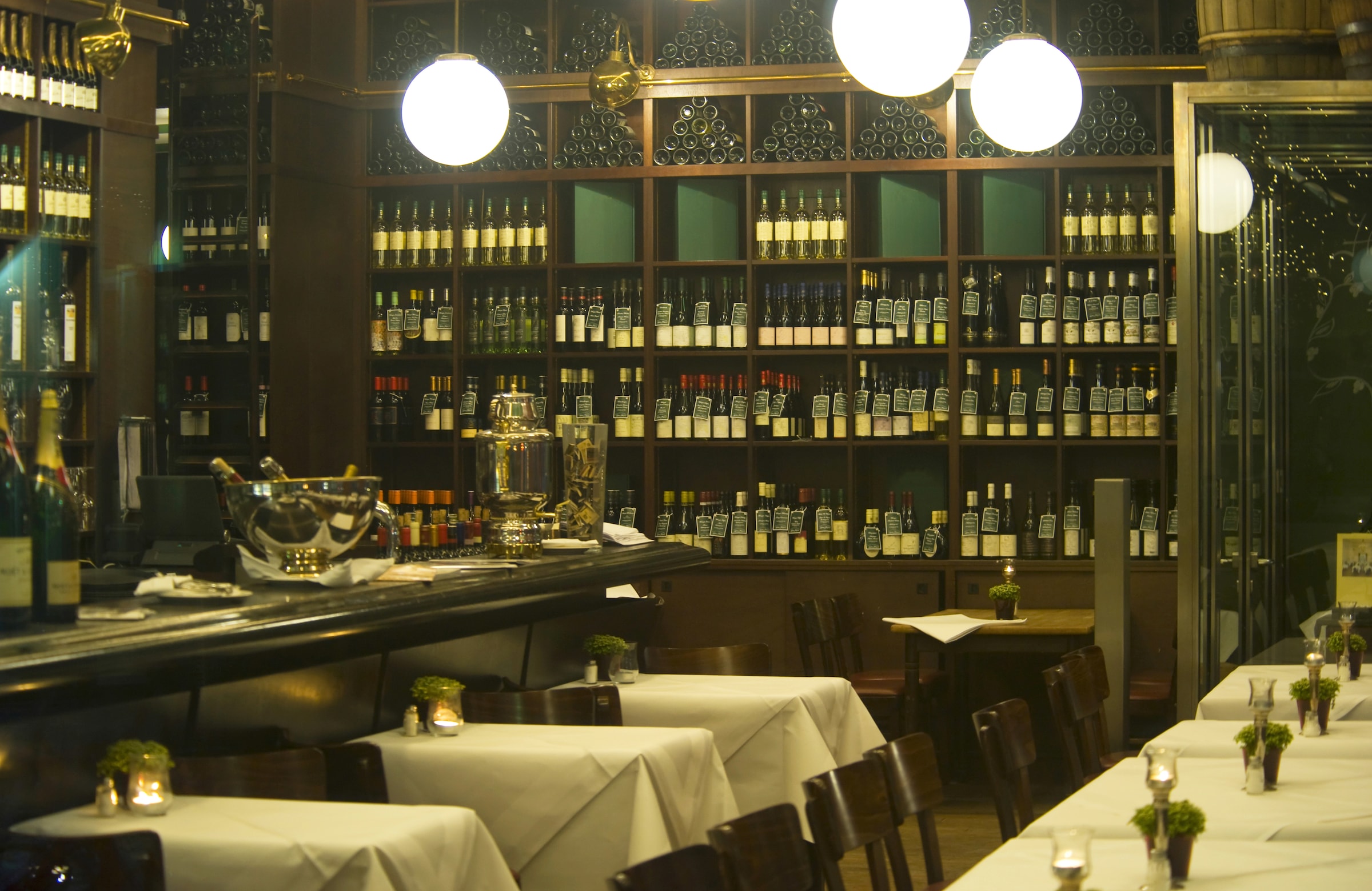 Papermoon Fototapete »BISTRO-VINTAGE BAR RETRO WEINFLASCHEN PUB ...