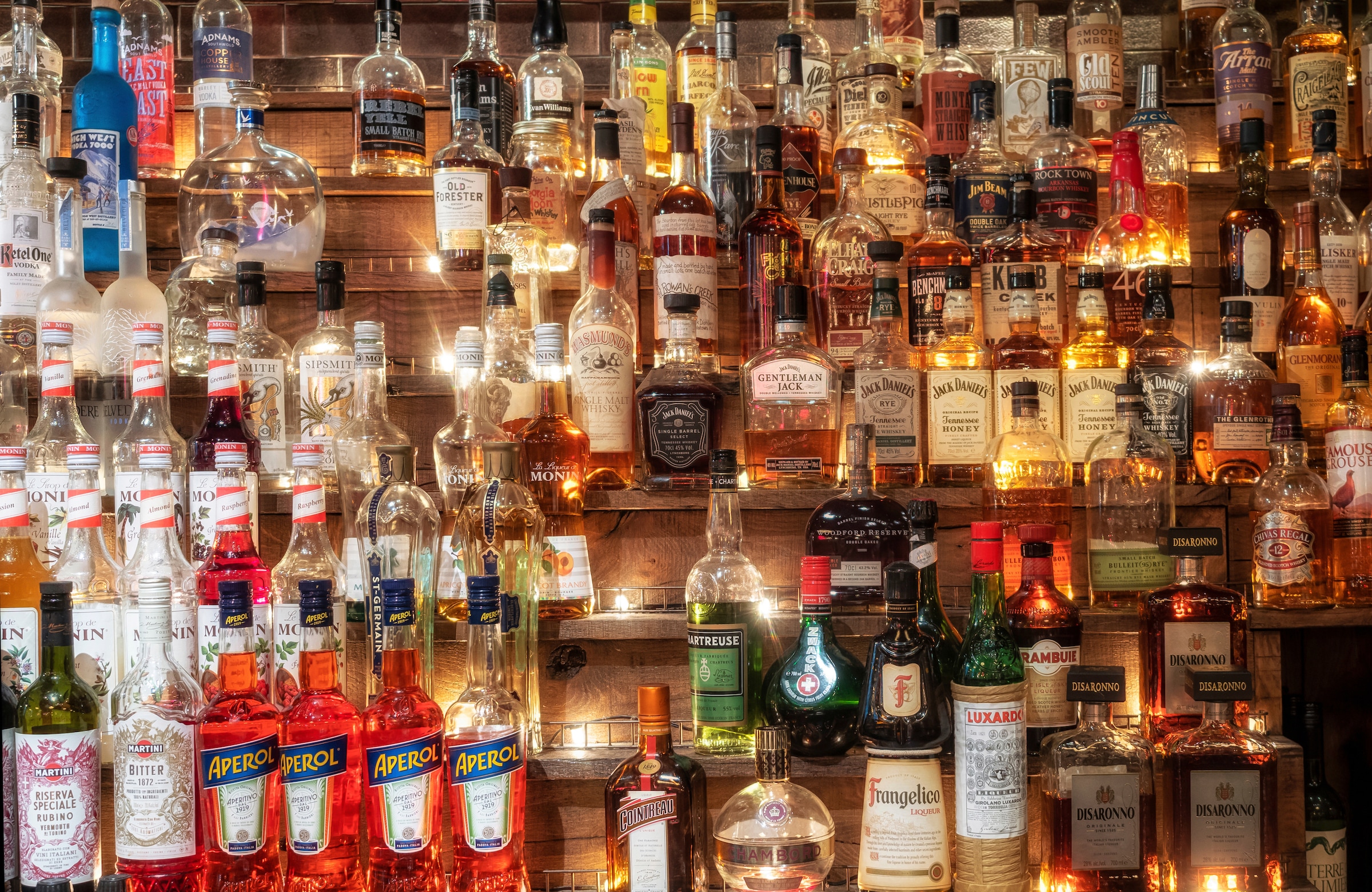 Papermoon Fototapete »BAR-VINTAGE RETRO BISTRO PUB ALKOHOL FLASCHEN ...